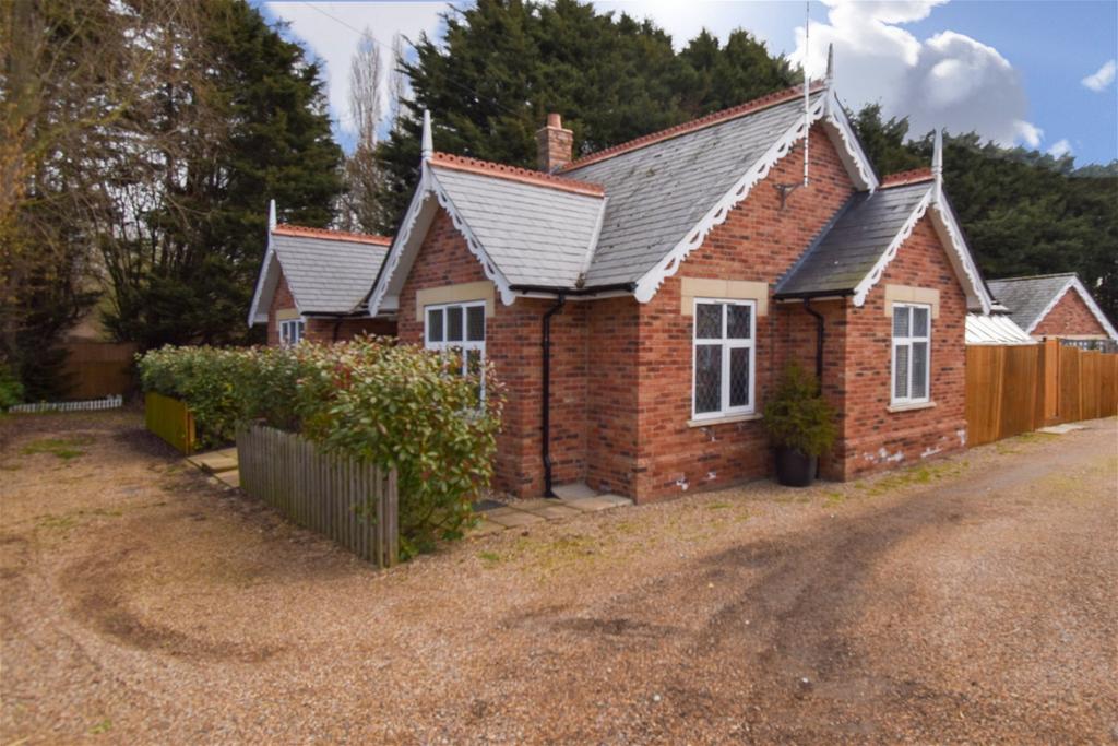 Chelmsford Road, Dunmow CM6 2 bed semi-detached bungalow for sale - £ ...