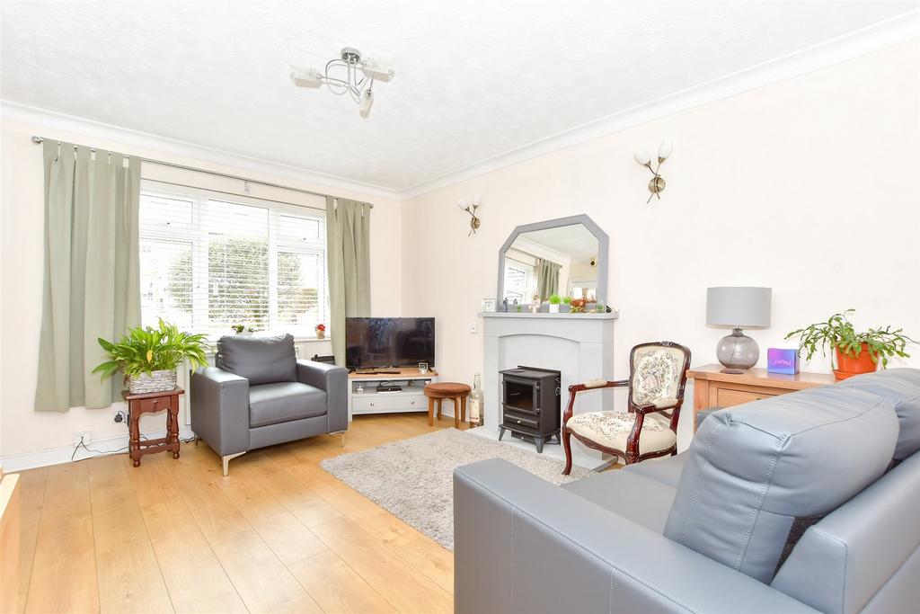 Cakeham Road, East Wittering... 2 bed ground floor flat - £175,000