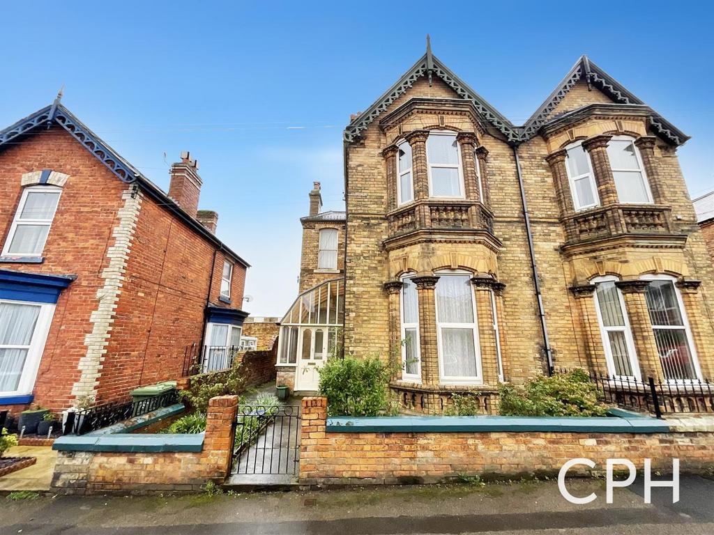 Oak Road, Scarborough 3 bed house - £170,000