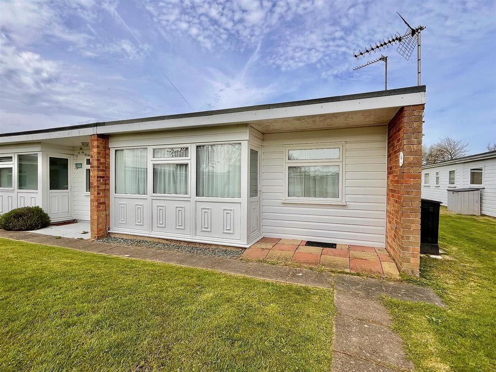 Beach Road, Scratby 2 bed chalet for sale - £25,950