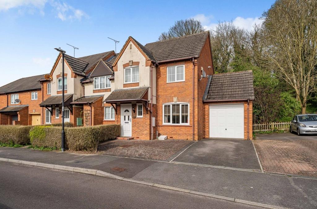 Hudson Way, Swindon SN25 3 bed end of terrace house - £280,000