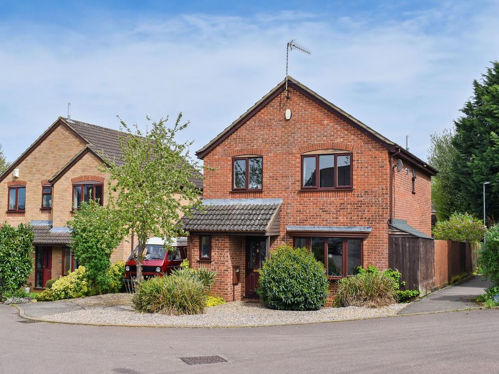 Hazel Crescent, Towcester, NN12 4 bed detached house - £400,000
