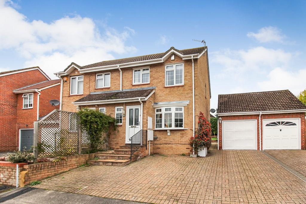 Sweet Briar Drive, Calcot, Reading, RG31 3 bed semi-detached house - £ ...