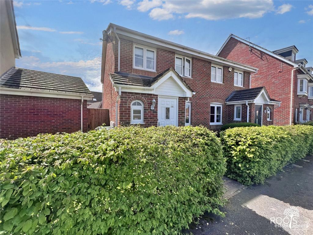 Urquhart Road, Berkshire RG19 3 bed semi-detached house for sale - £365,000
