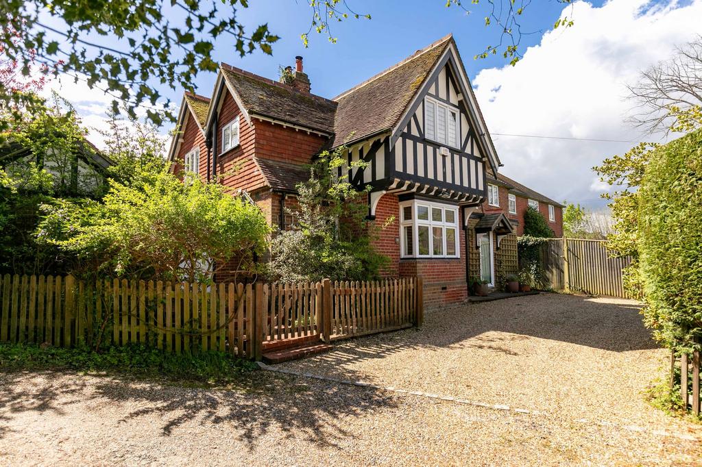 Hartfield Road, Forest Row RH18 3 bed cottage for sale - £825,000