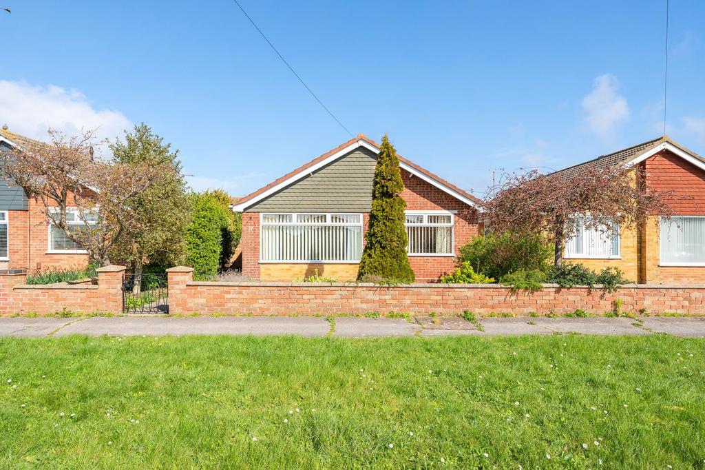 Hilltop Green, Lowestoft 2 bed detached bungalow - £230,000