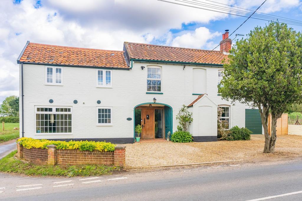 Dereham Road, Yaxham 4 bed detached house - £475,000