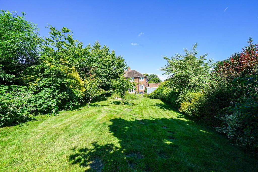 Harcourt Close, Linslade 3 bed semi-detached house - £499,995
