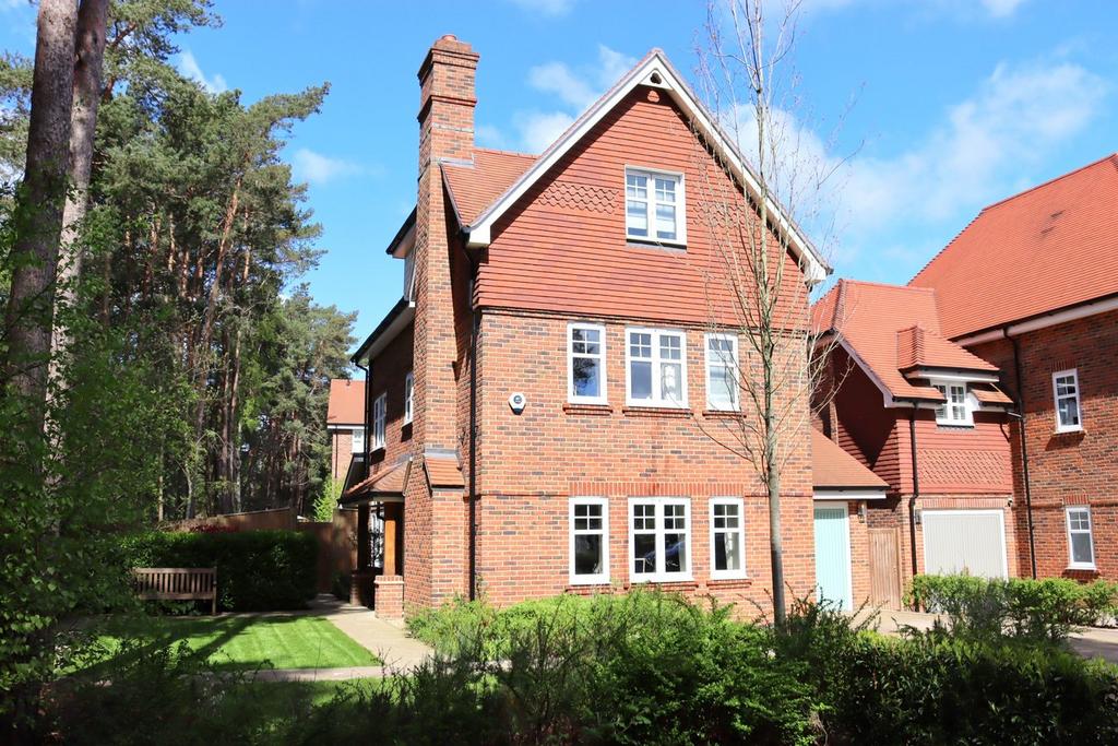 Pyestock Way, Fleet GU51 4 bed detached house - £880,000