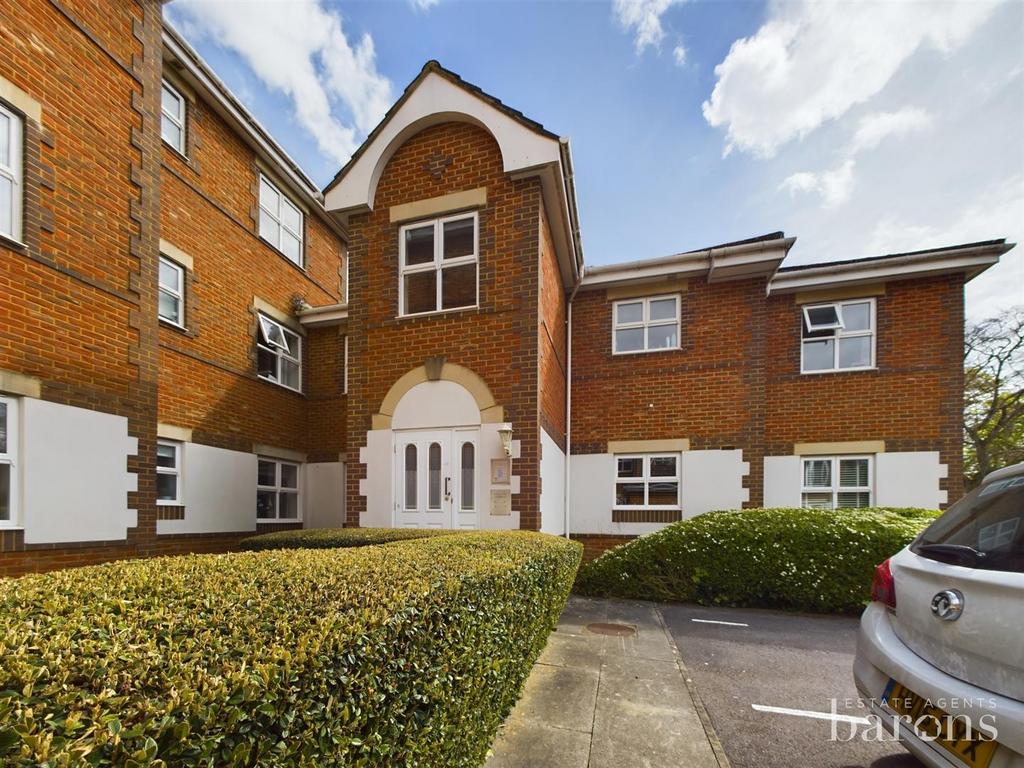 Regent Court, Basingstoke RG21 2 bed flat for sale - £210,000