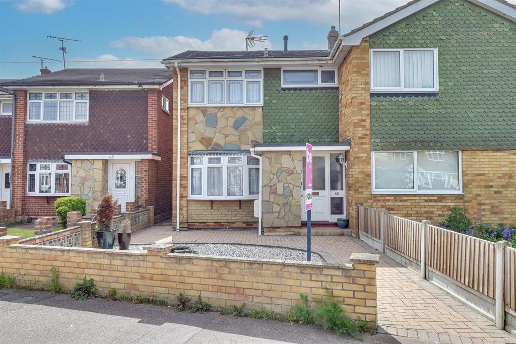 Harvest Road, Canvey Island SS8 3 bed semi-detached house - £300,000