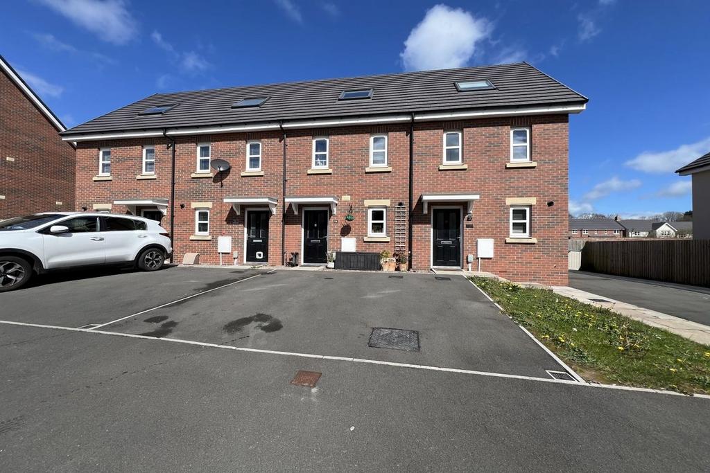 Maindiff Drive, Abergavenny, NP7 3 bed terraced house - £250,000