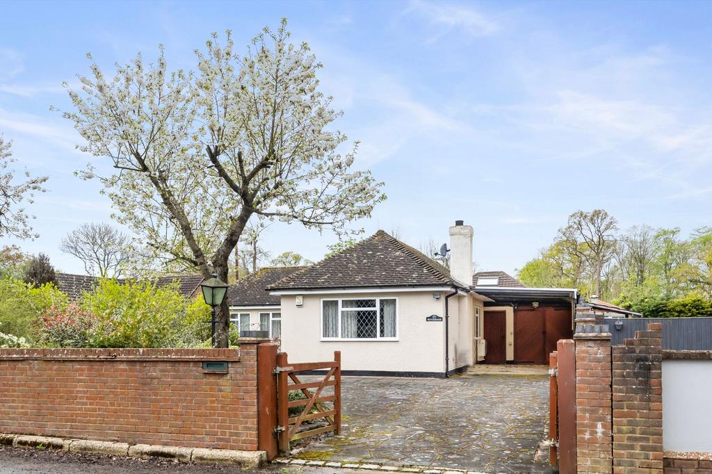 Horley, Horley RH6 2 bed detached bungalow for sale - £425,000