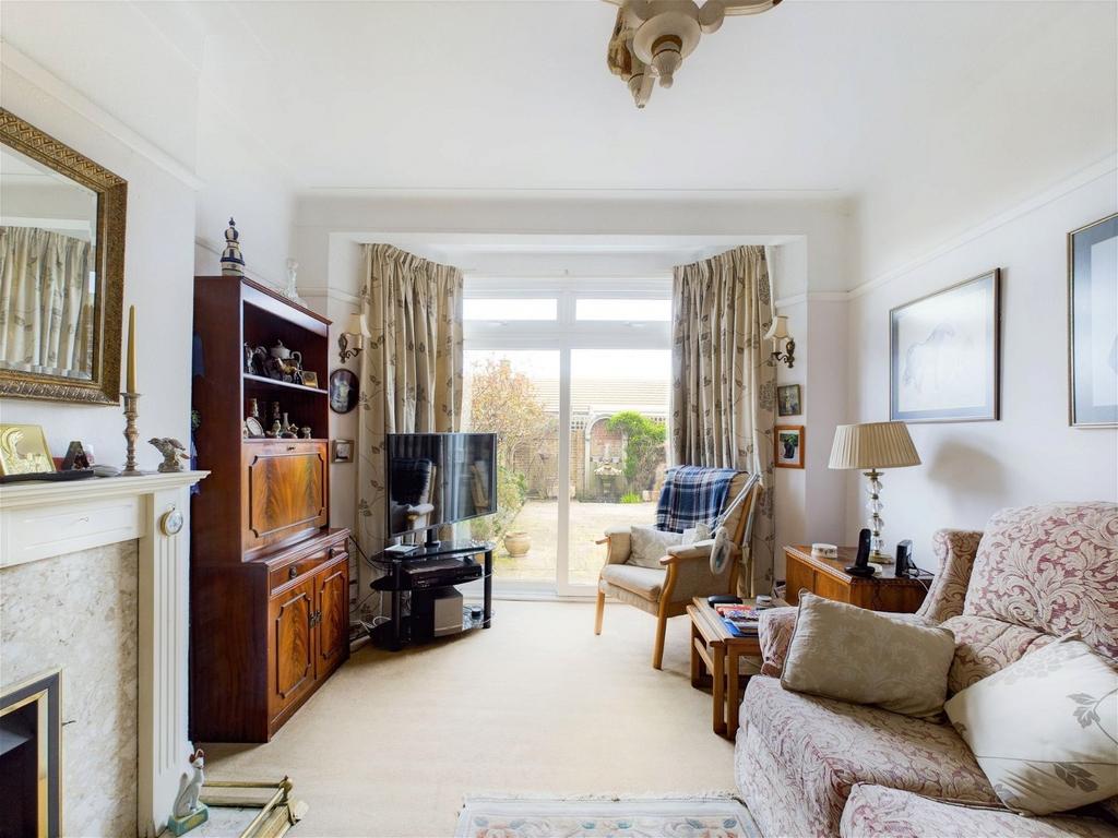 Watersfield Road Worthing Bn14 7qa 3 Bed Semi Detached House For Sale
