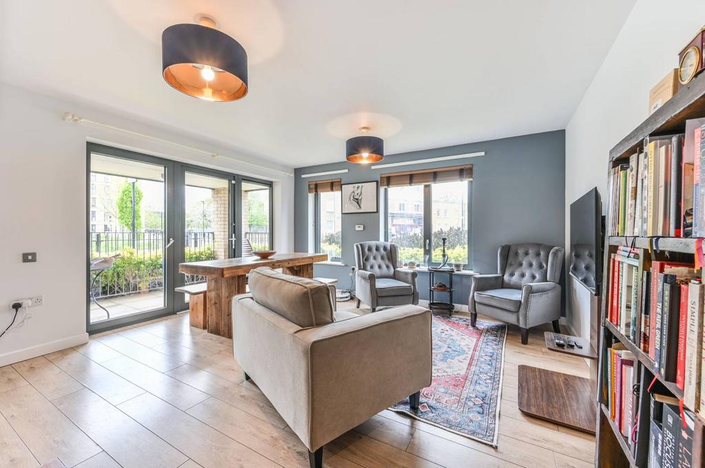 Cowley Road, Oval, London, SW9 2 bed flat - £550,000