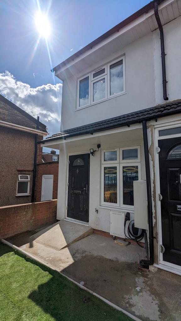 Wembley HA0 2 bed terraced house - £2,300 pcm (£531 pw)