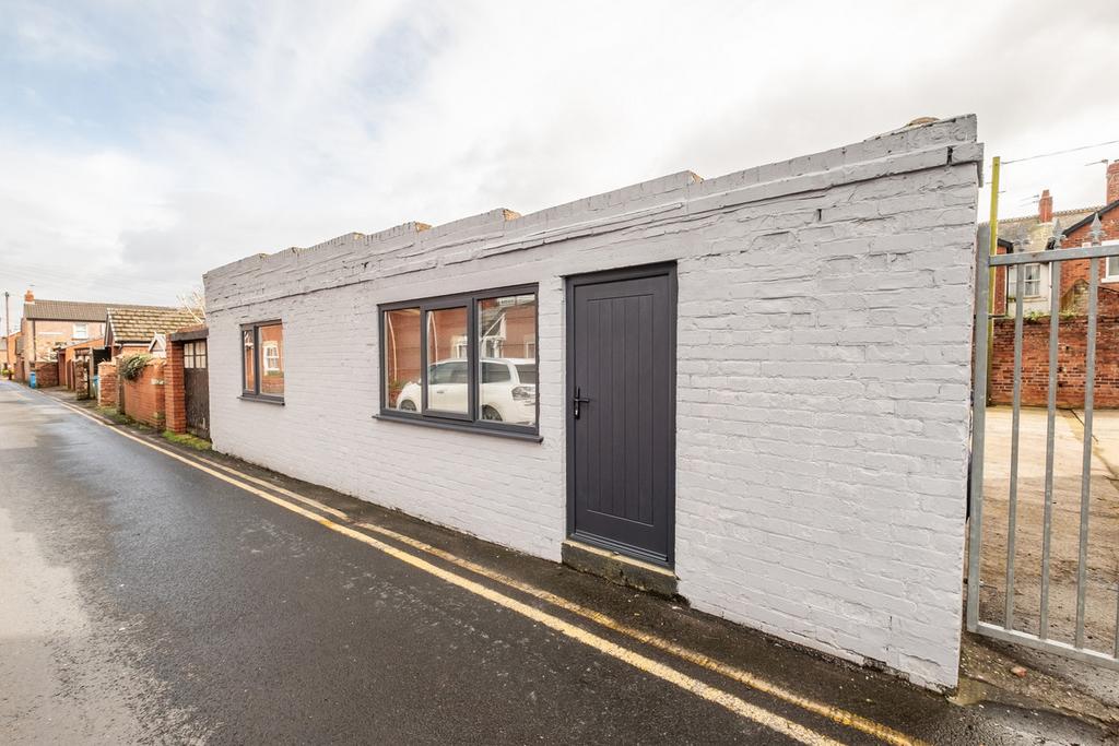 North Warton Street, Lytham, FY8 Workshop & retail space - £199,000
