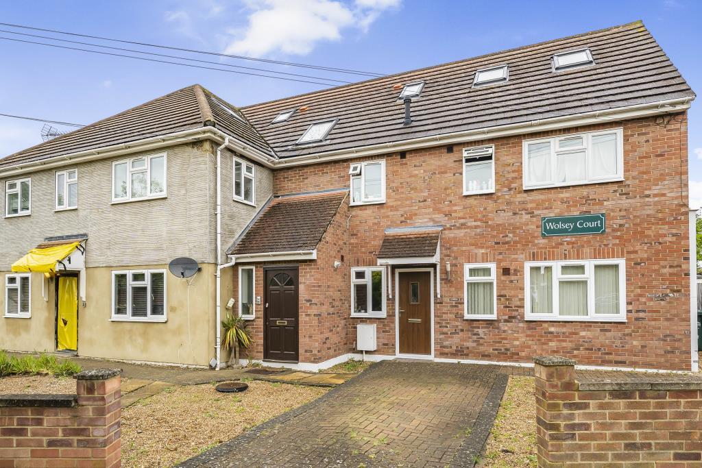 Sunbury-on-Thames, Surrey, TW16 2 bed flat for sale - £315,000