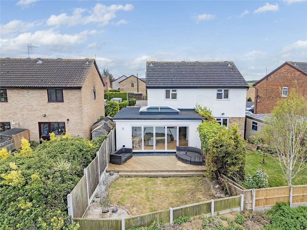 Havenside, Little Wakering, Essex, SS3 2 bed semi-detached house - £345,000