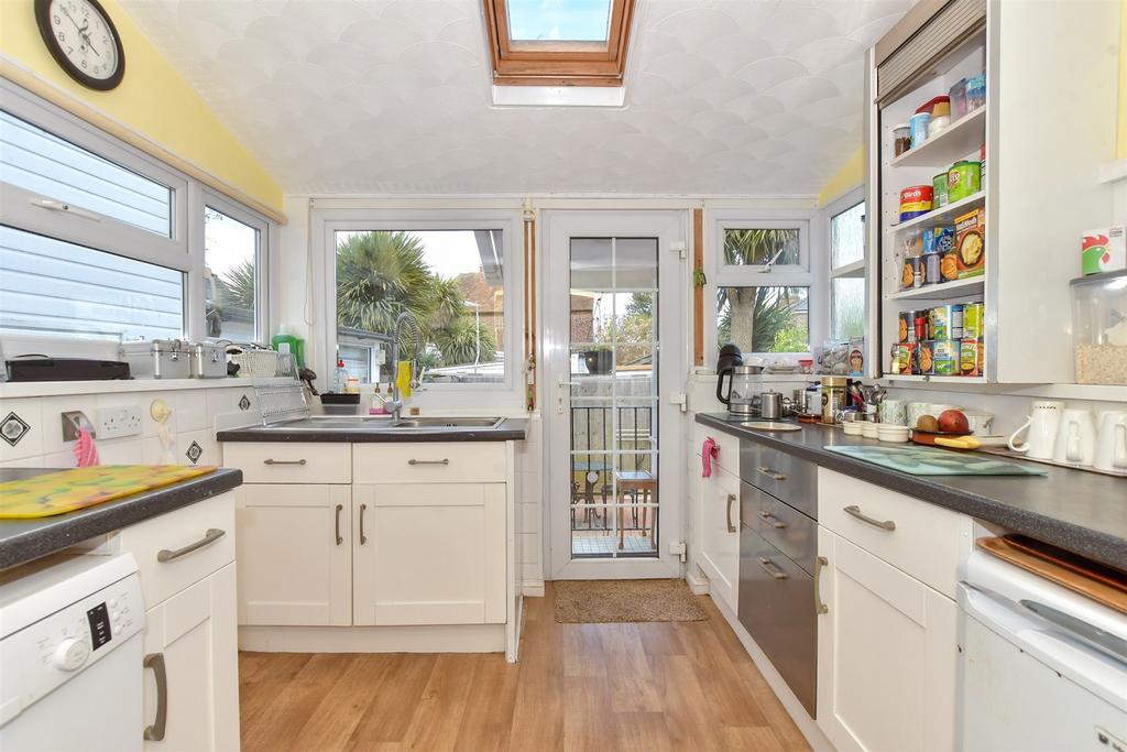 London Road, Deal, Kent 4 bed detached house - £400,000