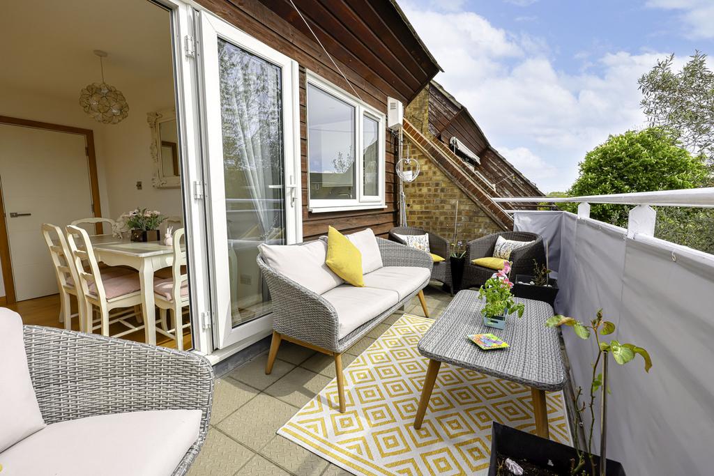 Charleston Court, Basildon, SS13 2 bed flat - £240,000