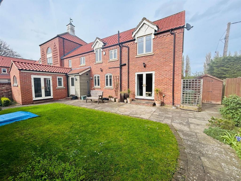Bridge Farm, Pollington, Goole 5 bed link detached house - £399,995