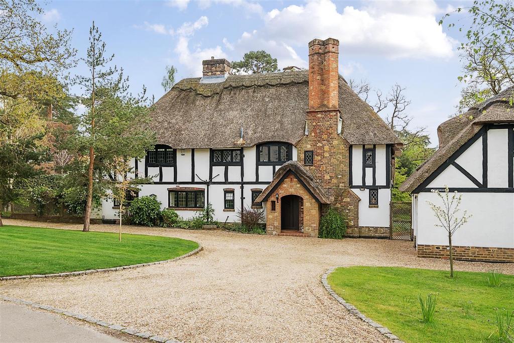 Woodland Drive, East Horsley 5 bed detached house - £2,500,000