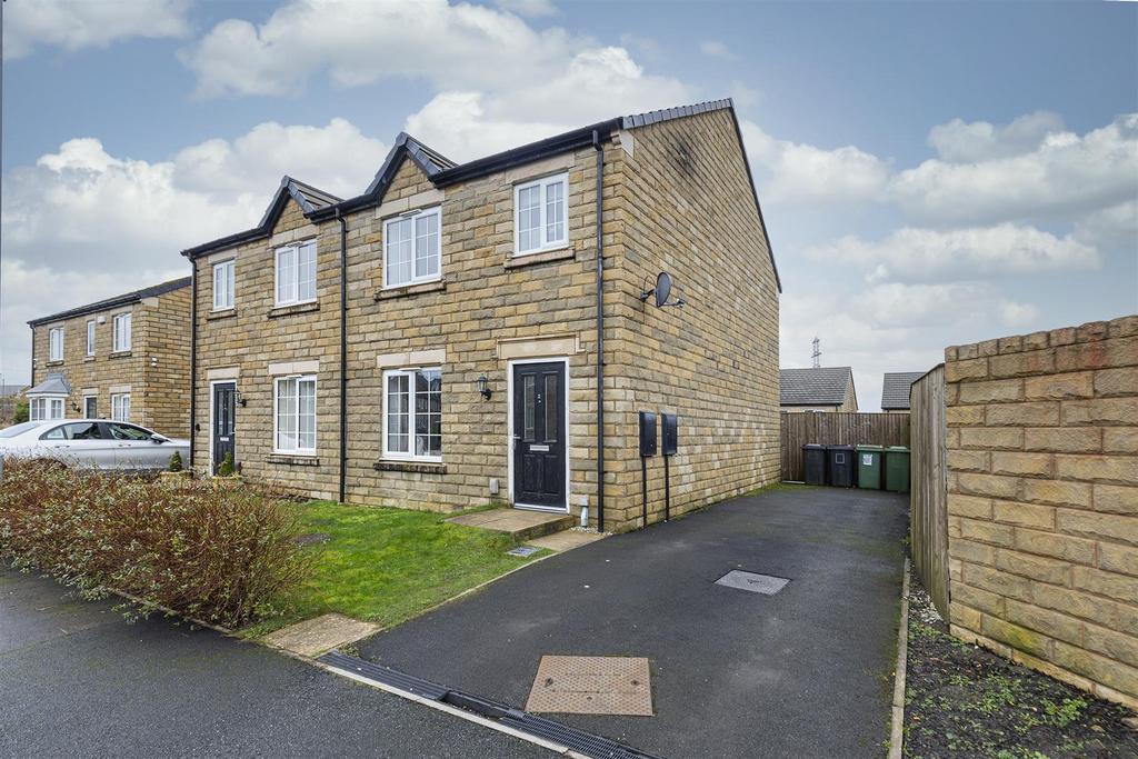 Anvil Court, Huddersfield HD3 3 bed semi-detached house - £250,000
