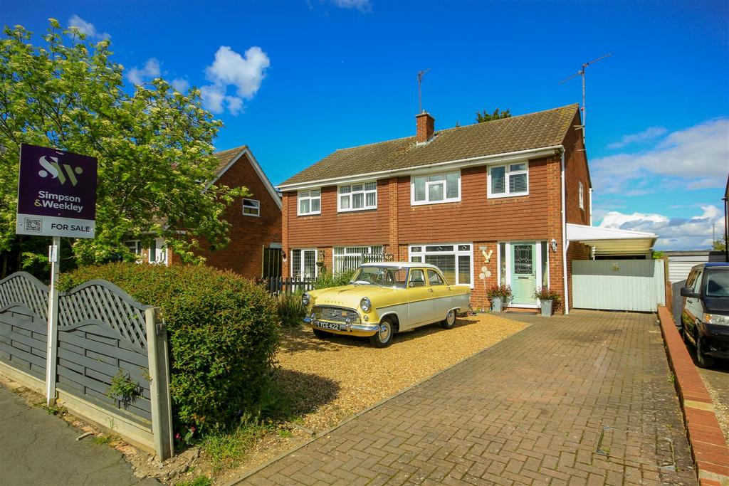 Grangeway, Rushden NN10 3 bed semi-detached house - £270,000