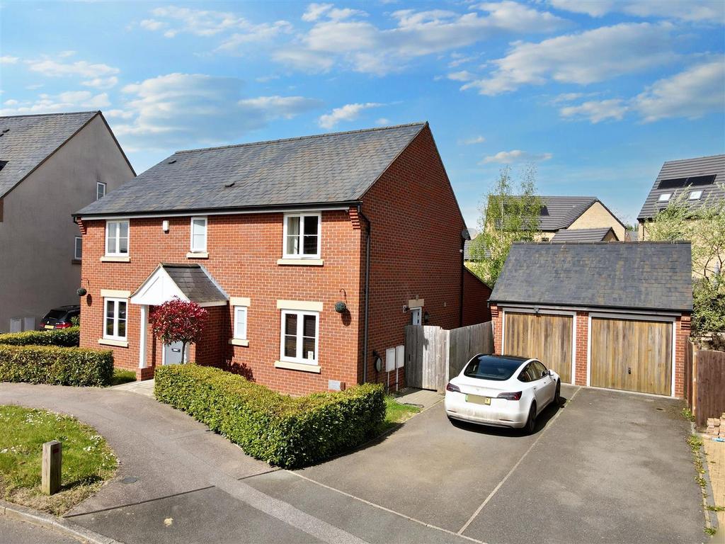Fonda Meadows, Oxley Park, Milton Keynes 4 bed detached house - £615,000