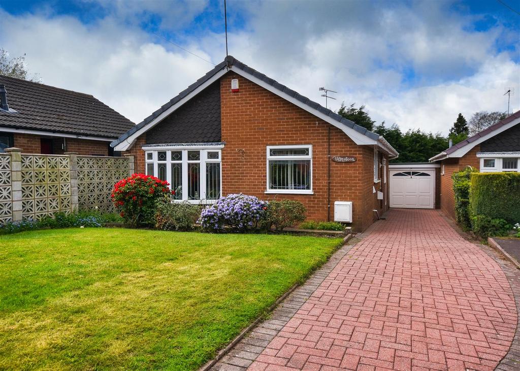 19 Finchdene Grove, Finchfield... 2 bed detached bungalow - £309,950