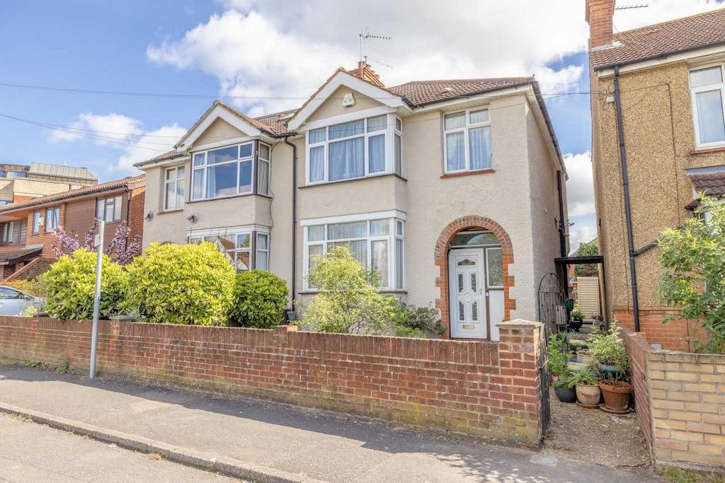 St Laurence Way, Slough SL1 3 bed semi-detached house for sale - £524,000