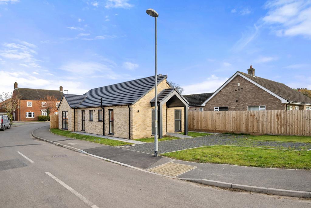 Hall Lane, Stickney, Boston, PE22 3 bed detached bungalow - £259,950