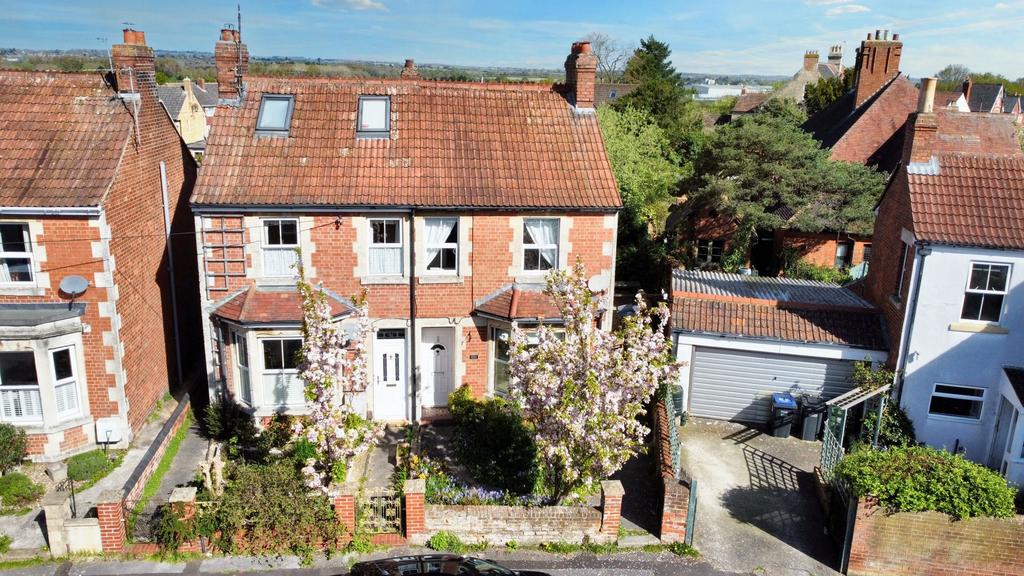 Downhayes Road, Trowbridge BA14 2 bed semi-detached house - £300,000