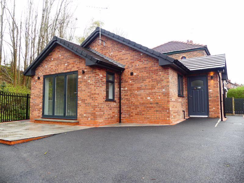 Block Lane, Oldham OL9 2 bed detached bungalow - £1,600 pcm (£369 pw)