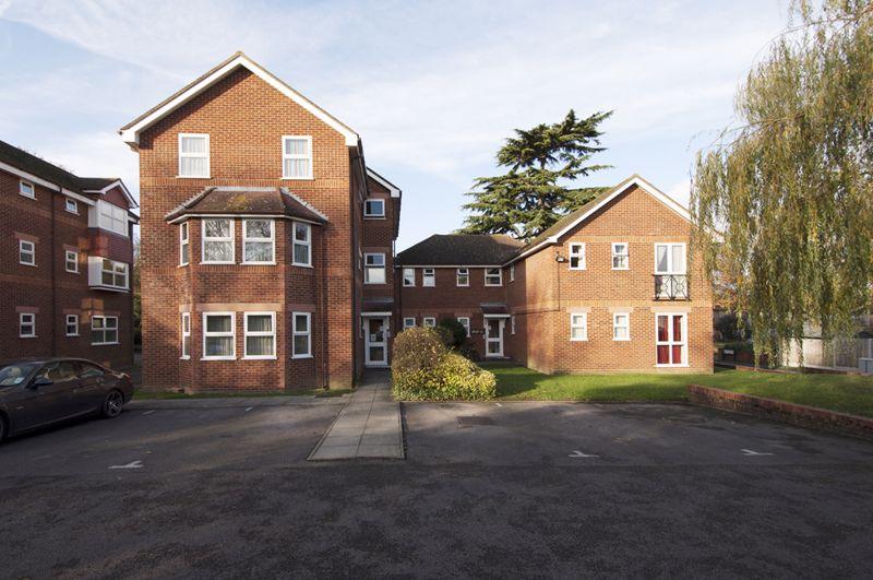 Addlestone KT15 1 bed apartment - £1,195 pcm (£276 pw)