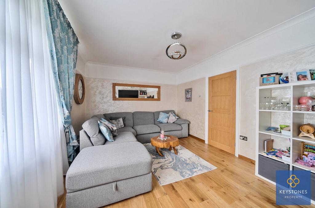 Chase Cross Road, Romford, RM5 2 bed maisonette - £300,000