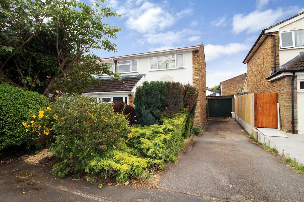 Baird Road, Farnborough, GU14 3 bed semi-detached house - £425,000