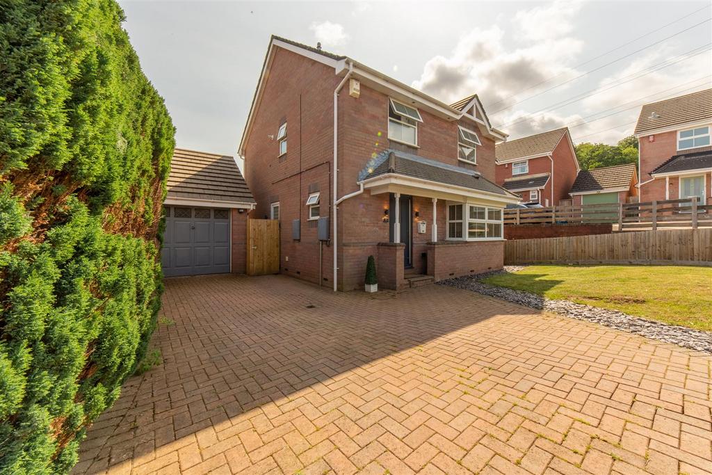 Hawkes Ridge, Cwmbran NP44 3 bed detached house - £350,000
