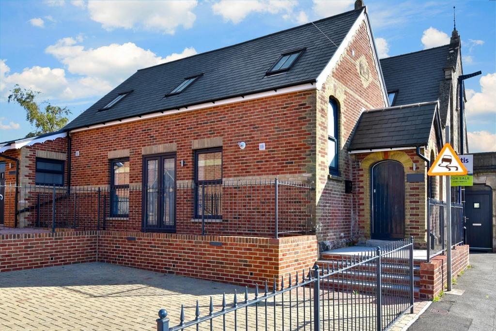 Newport Road Apse Heath PO36 2 bed end of terrace house - £900 pcm (£ ...
