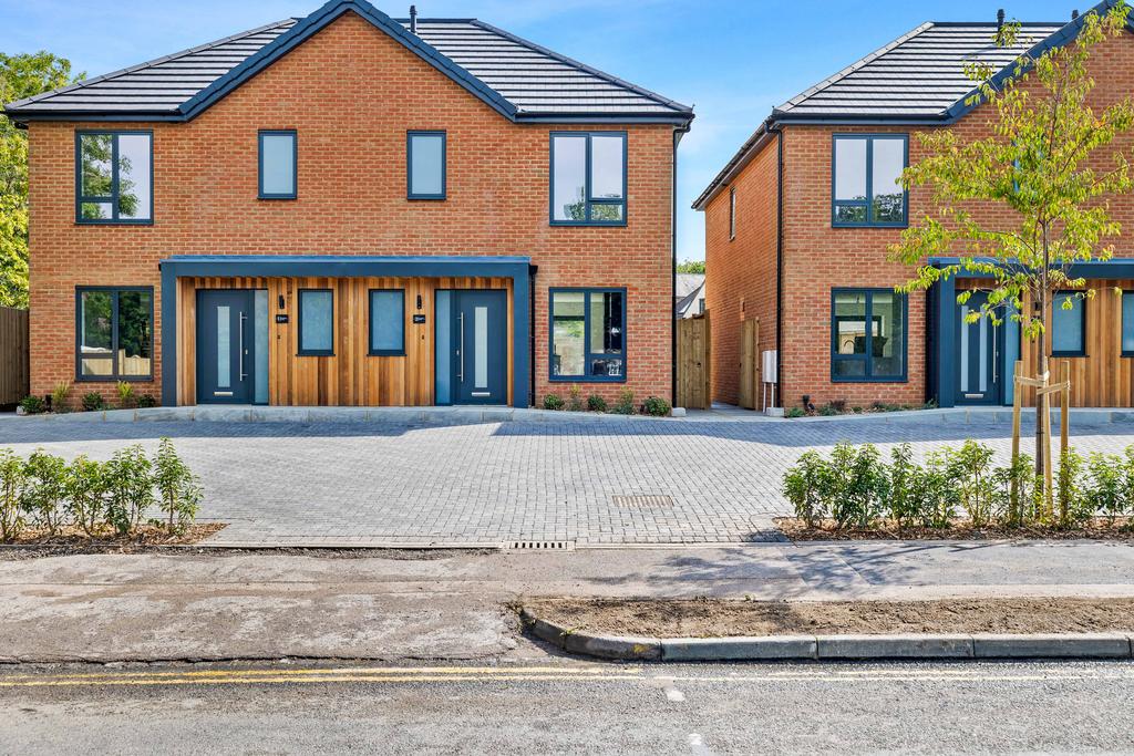 Reigate Road, Horley RH6 3 bed house - £500,000