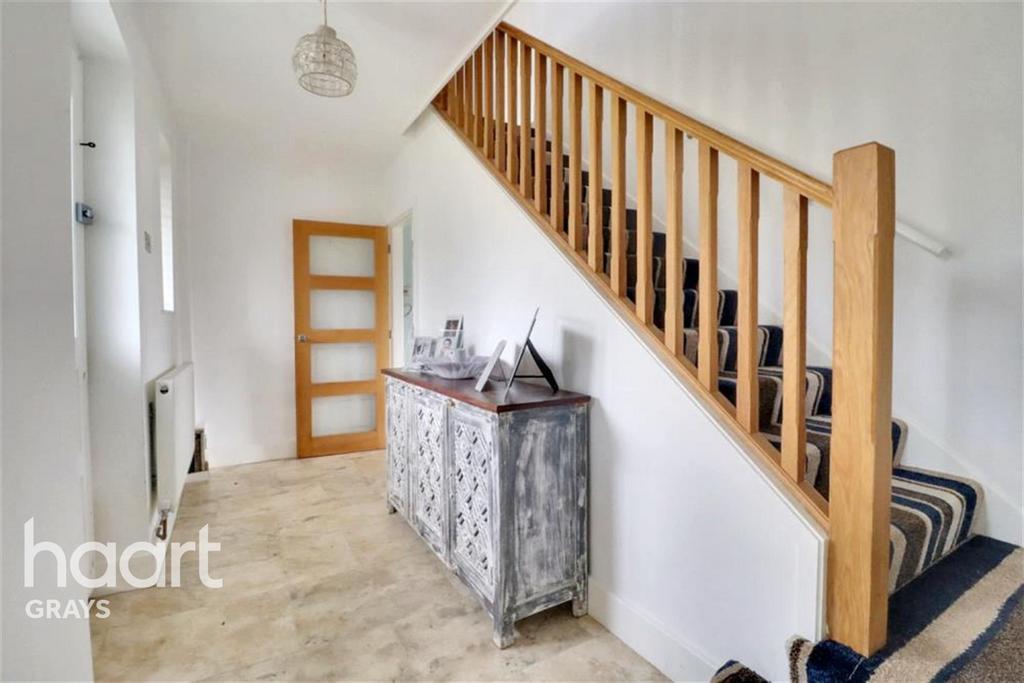 Loewen Road, RM16 4 bed detached house - £2,300 pcm (£531 pw)