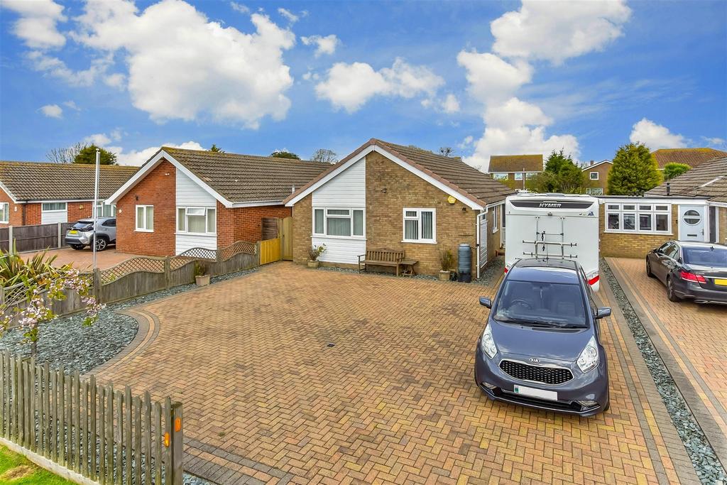Queens Road, Littlestone, Kent 3 bed detached bungalow - £475,000