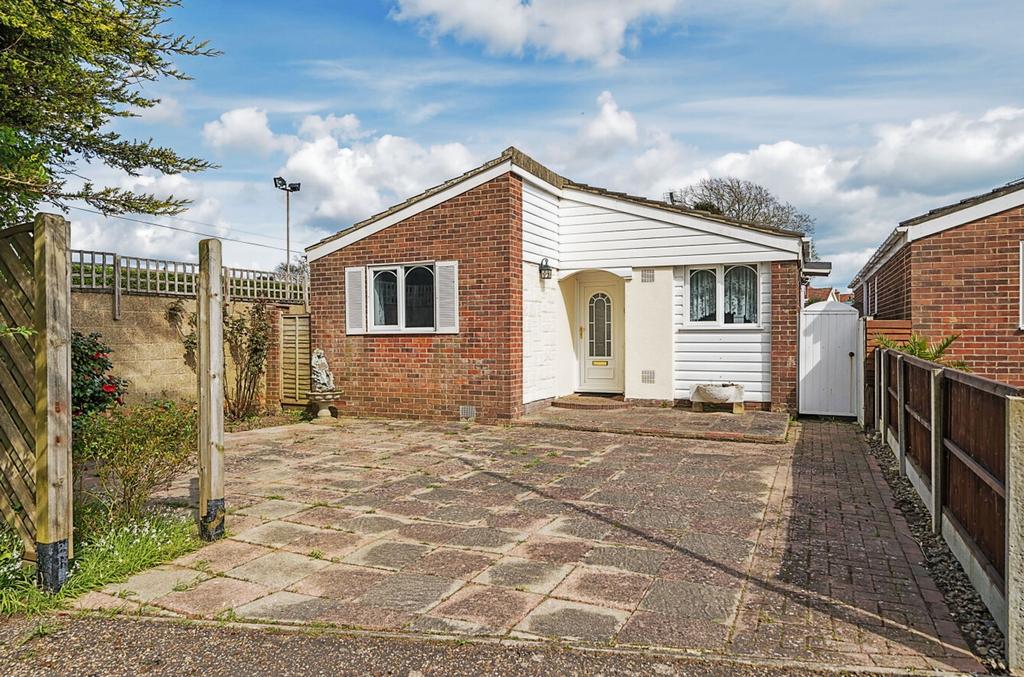 Burngreave Court, Bognor Regis, PO21 2 bed detached bungalow - £350,000