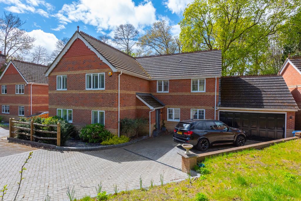 Edgbarrow Rise, Sandhurst GU47 5 bed detached house - £950,000