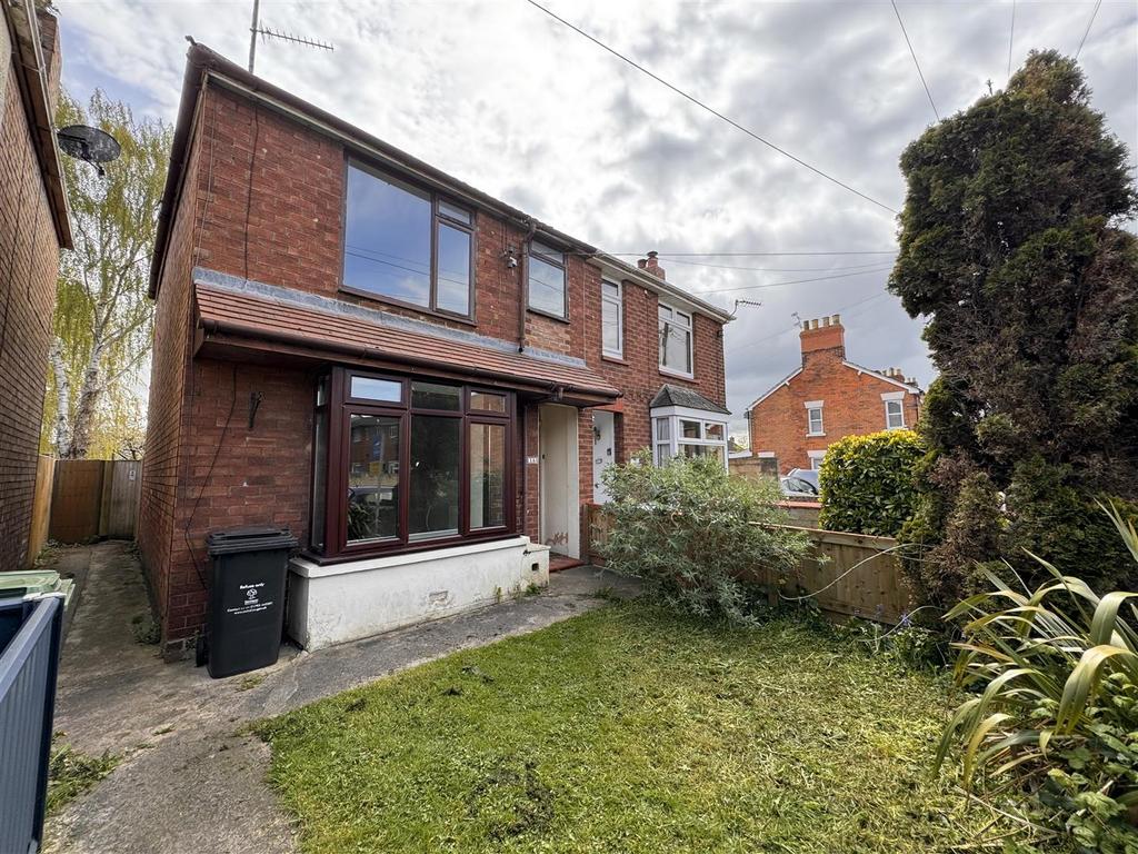 St. Philips Road, Swindon SN2 3 bed semi-detached house - £260,000