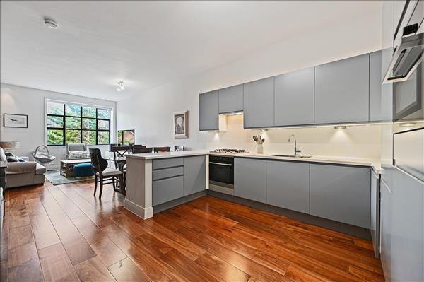 Grenville Place, Mill Hill, London, NW7 2 bed apartment - £552,500
