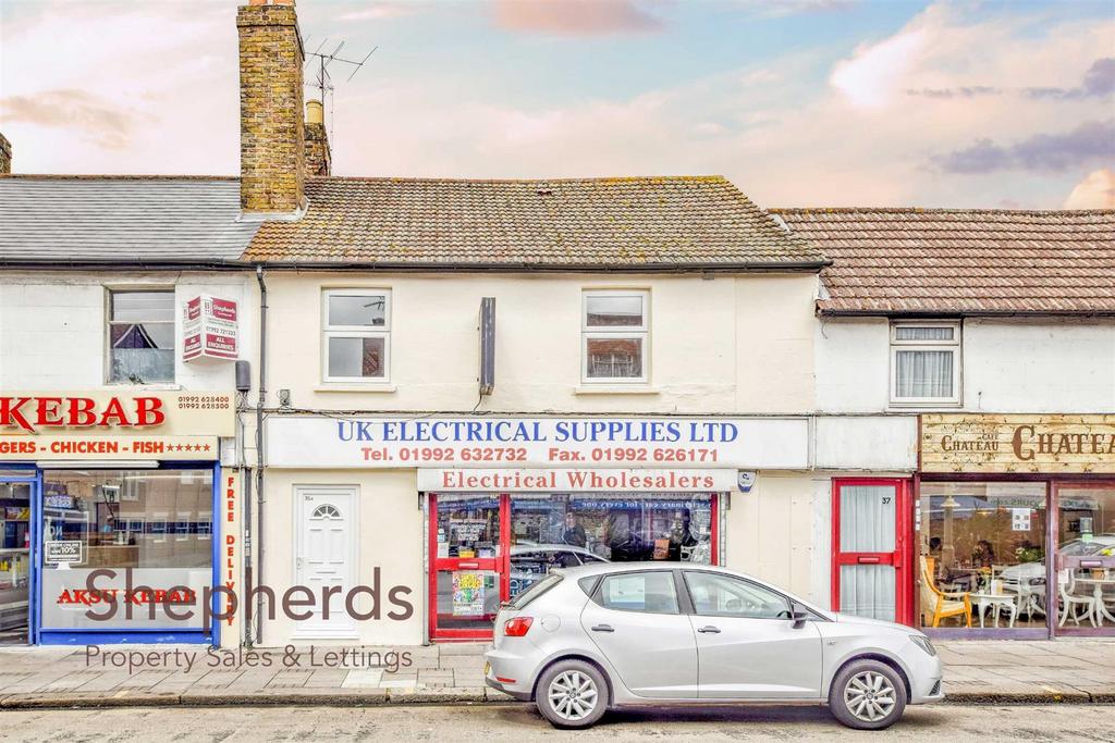 High Street, Cheshunt EN8 3 bed flat - £1,350 pcm (£312 pw)