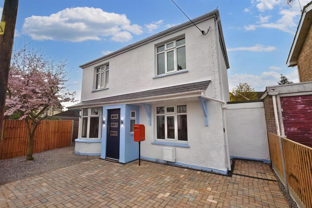 Beech Road, Benfleet SS7 3 bed detached house - £400,000