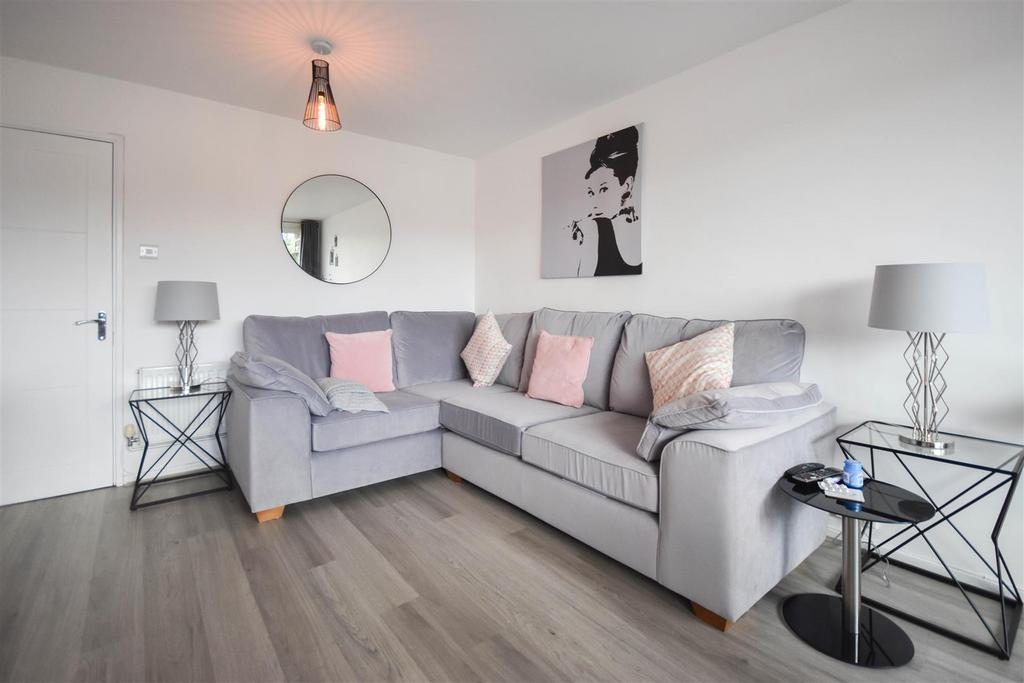 Otho Court, Augustus Close, Brentford 2 bed flat - £459,950
